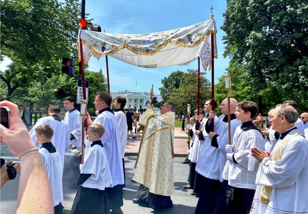 At the Nations’ Capital, a “Grand” Eucharistic Procession of 700 Roman ...